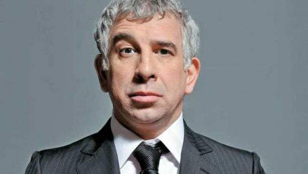 Πέτρος Φιλιππίδης : Αγνώριστος! Η φωτό από τις διακοπές του που έγινε ...