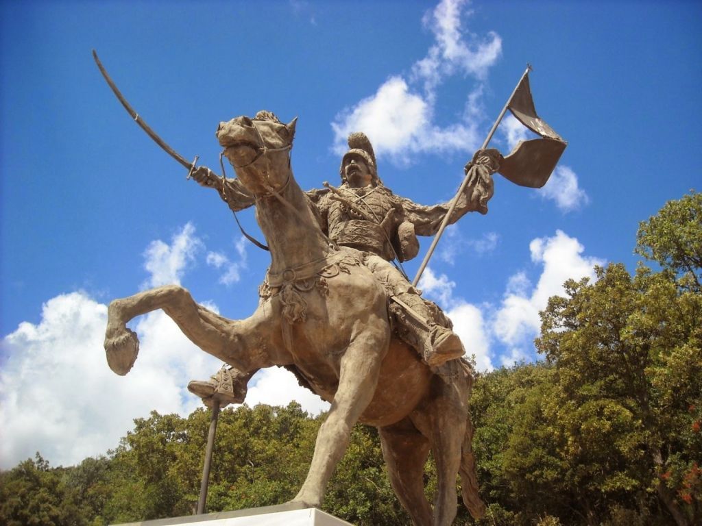 Δείτε πώς έχει γίνει το άγαλμα του Θεόδωρου Κολοκοτρώνη στον τόπο που ...