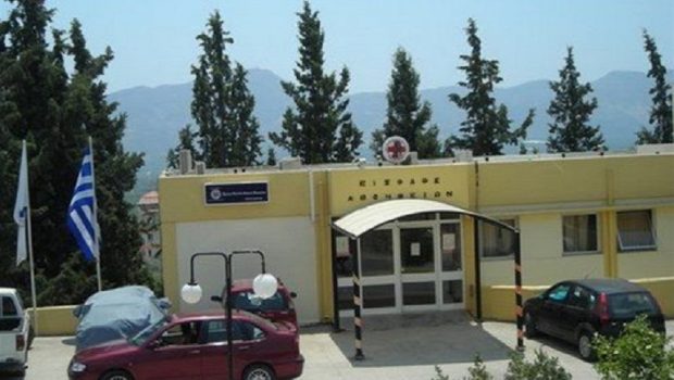 Άγριο ξύλο στο Κέντρο Υγείας Μοιρών - Με σφυριά, καδρόνια, σπρέι ...