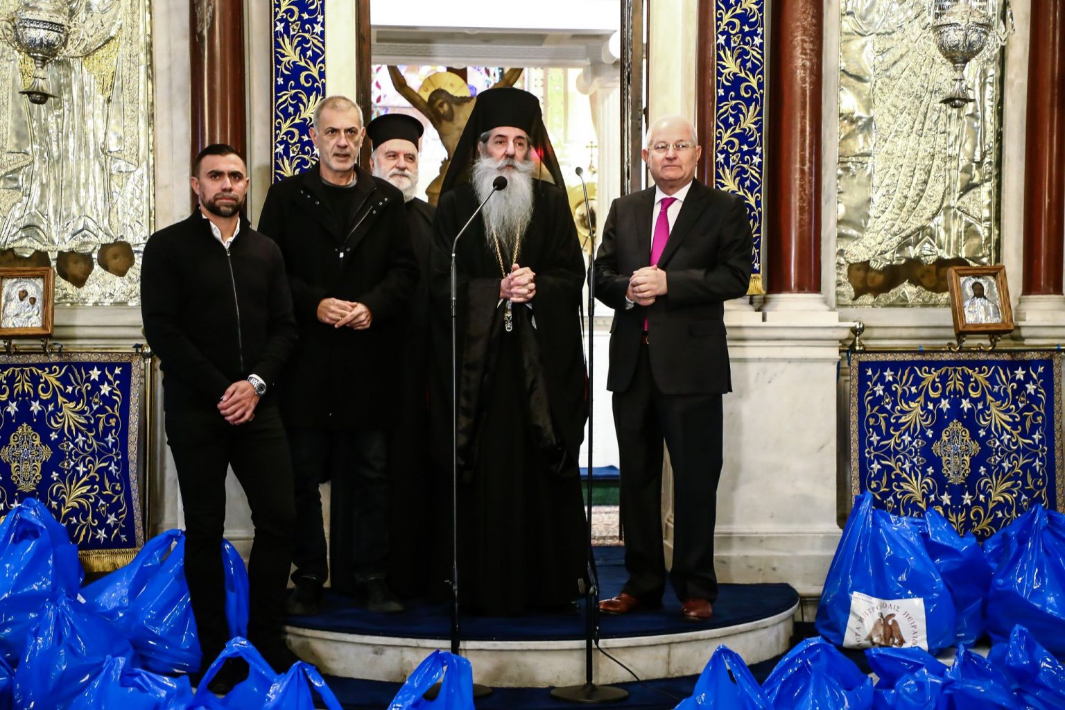 Σπουδαία κίνηση από τον Ολυμπιακό: Γεύματα αγάπης στην Ιερά Μητρόπολη Πειραιά (pics) - to10.gr