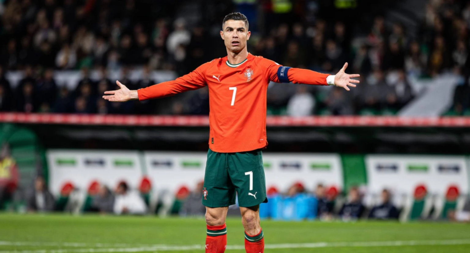 Κριστιάνο Ρονάλντο: Κάνει πλάκα βαδίζοντας στα 41! | in.gr