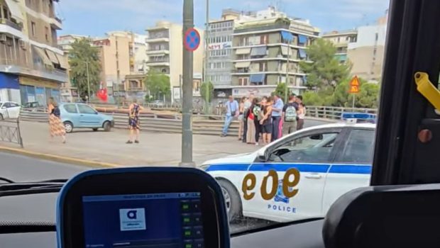 Σύγκρουση λεωφορείου με αυτοκίνητο στη συμβολή Συγγρού και Καλλιρόης ...