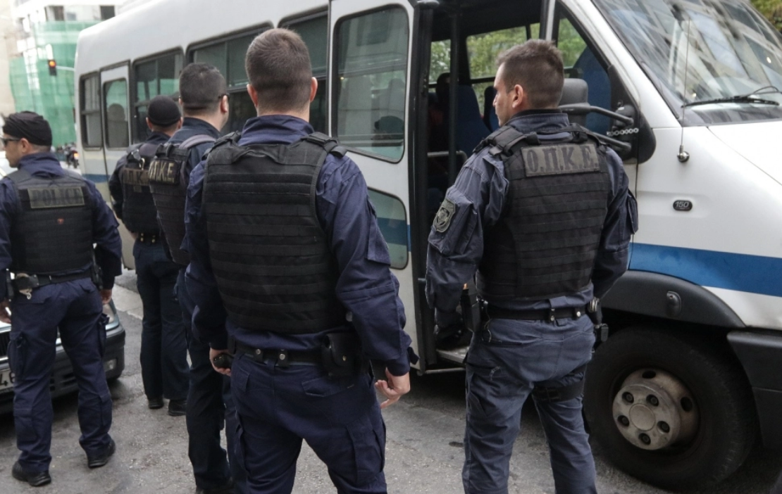 Χειροπέδες σε γνωστό τράπερ για ναρκωτικά! Προσπάθησε να τα ξεφορτωθεί ...