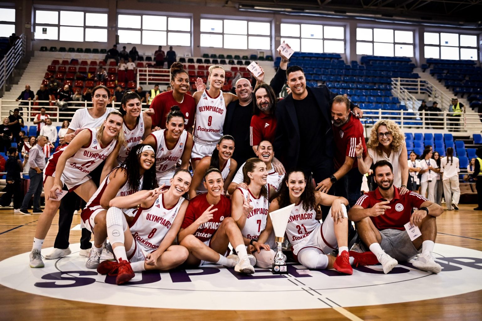 Η απονομή του Σούπερ Καπ στον Ολυμπιακό και οι πανηγυρισμοί με τον ...