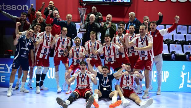 Η απονομή του τροπαίου του League Cup στον Ολυμπιακό (pics, vids) - to10.gr