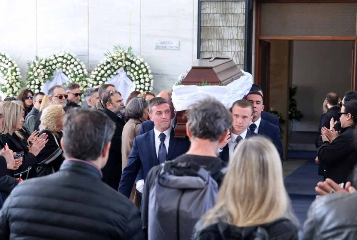 Το τελευταίο αντίο στον Θρασύβουλο Γιάτσιο (pics) - to10.gr
